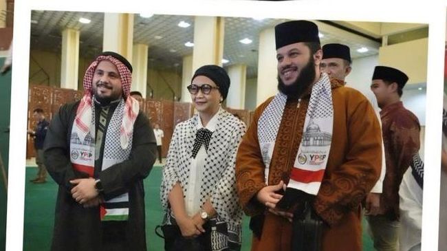 Bela Palestina, Intip Cara Modis Menlu Retno Marsudi Styling Syal Kufiya