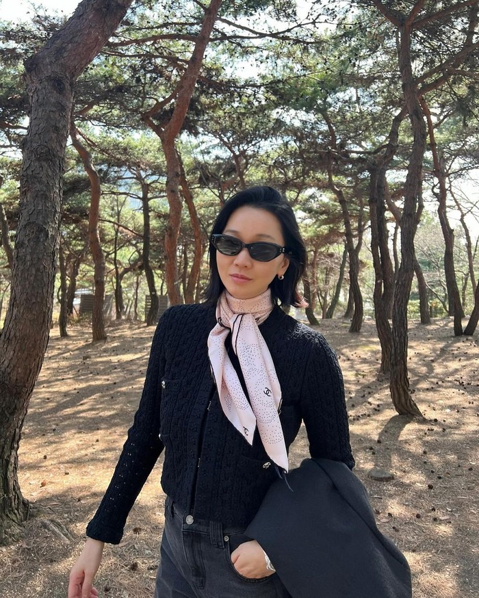 Unik dan Stylish, Simak 6 Cara Selebriti Korea Memakai Syal dengan Gaya ...