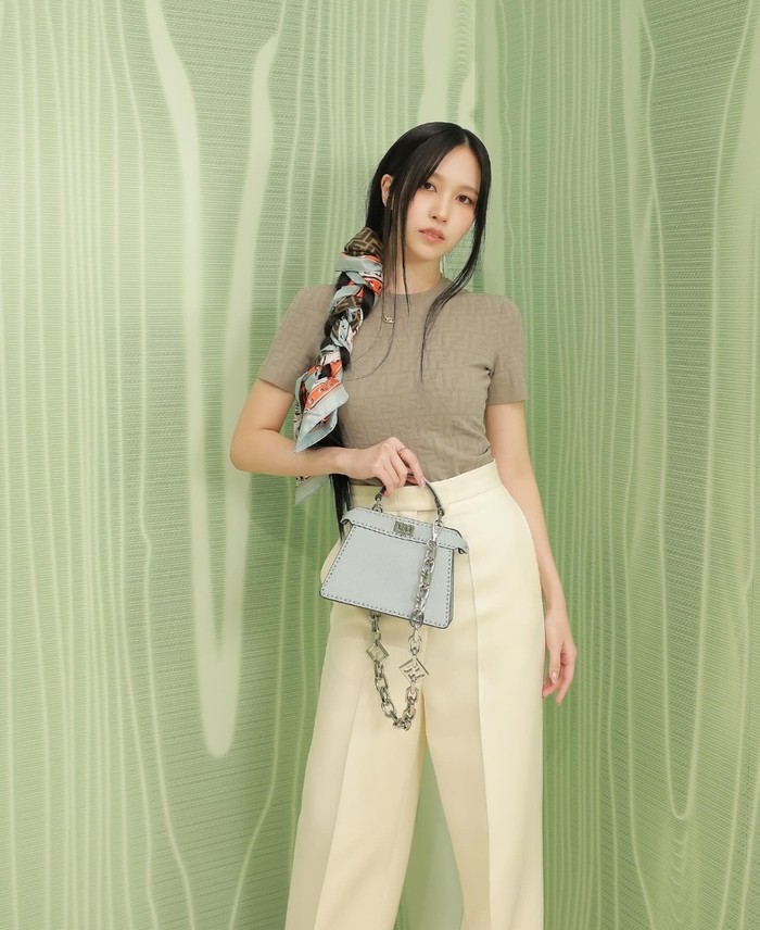 Unik dan Stylish, Simak 6 Cara Selebriti Korea Memakai Syal dengan Gaya ...