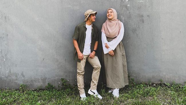 Kompak! 5 Potret Outfit Couple Ricky Harun dan Sang Istri Herfiza ...