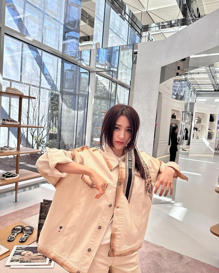 Unik dan Stylish, Simak 6 Cara Selebriti Korea Memakai Syal dengan Gaya ...