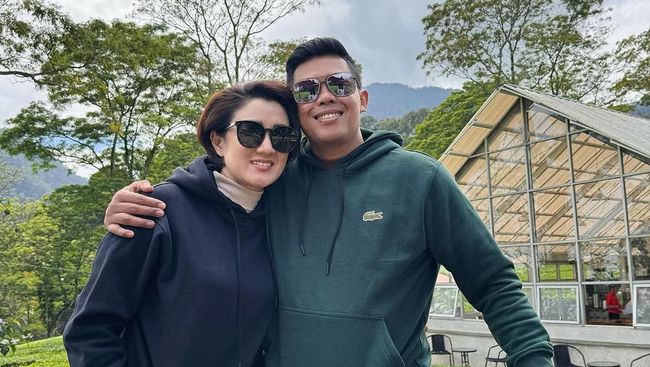 7 Potret Bucin Melly Mono & Suami yang Jarang Tersorot, Sering Bikin ...