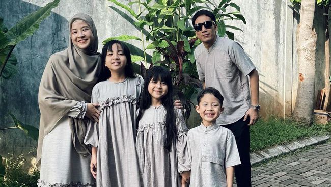 5 Potret Natasha Rizky dan Desta Rayakan Lebaran Bersama Ketiga Anak ...