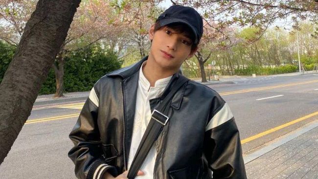 7 Potret Zayyan Idol K-Pop Asal RI Lebaran di Korea, Gaya Bawa Sajadah ...