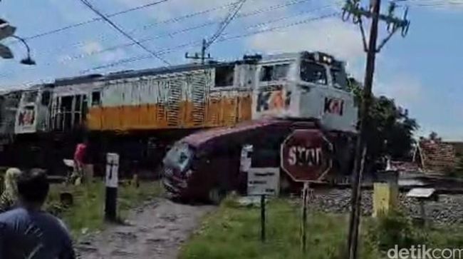 Viral! Detik-Detik Mobil Carry Pemudik Diseruduk Kereta Api