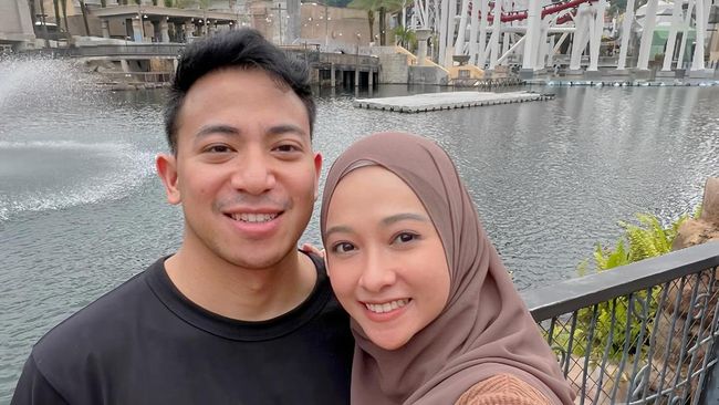 7 Potret Mesra Poppy Bunga dan Suami Pengusaha, Sering Diajak Traveling ...