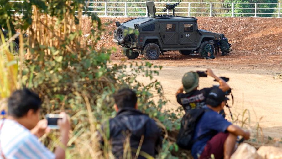 Perang Saudara Tetangga RI Kian Gila, Militer Bom Klinik-Warga Dibakar