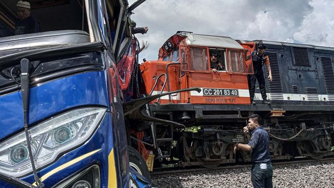 FOTO: Bus Penumpang Ditabrak Kereta Api di OKU Timur