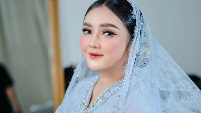 Suci Winata Istri Keempat Ari Sigit Pamer Foto Keluarga Perdana Usai ...