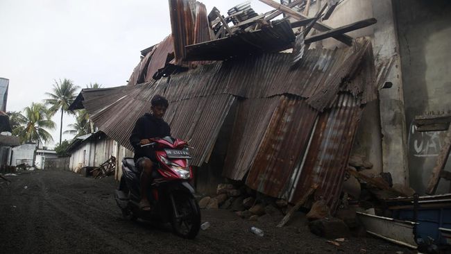 FOTO: Rumah-rumah Rusak Terkena Dampak Erupsi Gunung Ruang FOTO: Rumah-rumah Rusak Terkena Dampak Erupsi Gunung Ruang