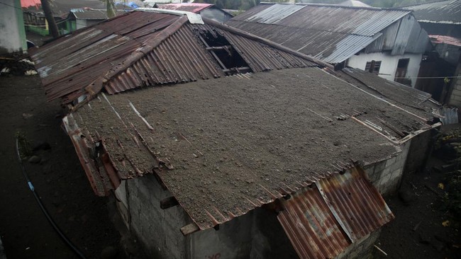 FOTO: Rumah-rumah Rusak Terkena Dampak Erupsi Gunung Ruang FOTO: Rumah-rumah Rusak Terkena Dampak Erupsi Gunung Ruang