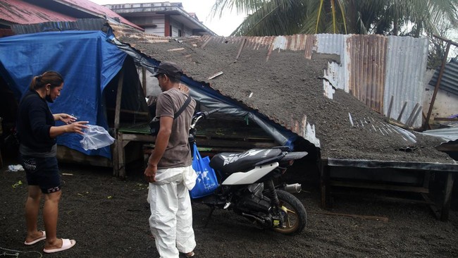 FOTO: Rumah-rumah Rusak Terkena Dampak Erupsi Gunung Ruang FOTO: Rumah-rumah Rusak Terkena Dampak Erupsi Gunung Ruang