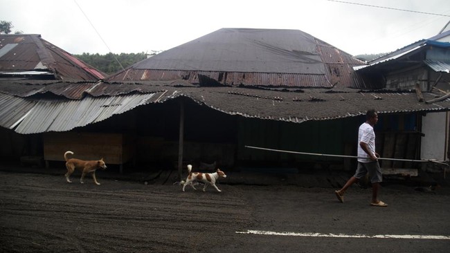 FOTO: Rumah-rumah Rusak Terkena Dampak Erupsi Gunung Ruang FOTO: Rumah-rumah Rusak Terkena Dampak Erupsi Gunung Ruang