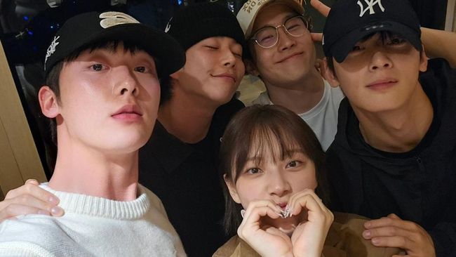 5 Potret Haru Member Boygroup ASTRO Kumpul Bareng Orang Tua, Ada Chae Eun Woo, Sanha, hingga Sua ...