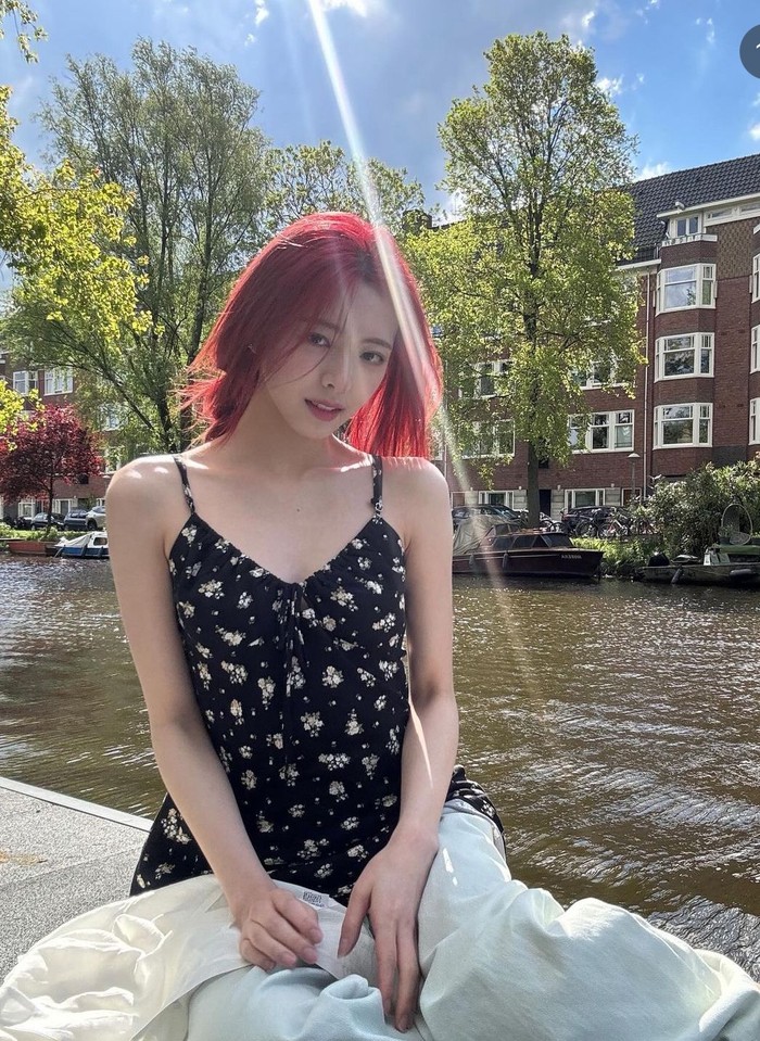 6 Outfit Blouse Musim Semi Ala Selebriti Korea, Segar dan Santai! - Foto 1