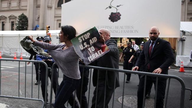 Pengunjuk Rasa Pro-Palestina Tuju Met Gala 2024 saat Artis Papan Atas ...