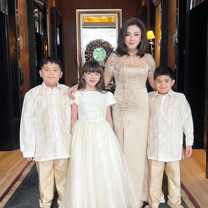 Intip 7 Potret Ketiga Anak Dhena Devanka yang Good Looking Semua - Foto 1 Intip 7 Potret Ketiga Anak Dhena Devanka yang Good Looking Semua - Foto 1