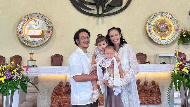 5 Potret Momen Baby Djala Anak Kedua Nadine Chandrawinata Dibaptis - Foto 1