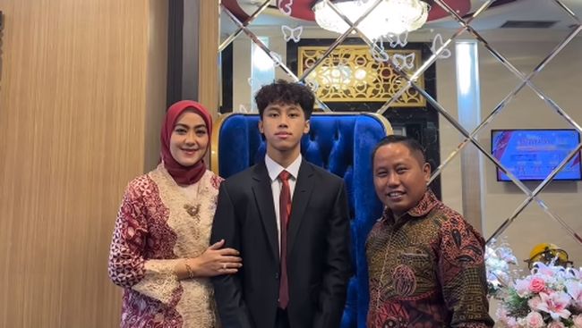 7 Potret Putra Sulung Narji & Istri Pramugari Disebut Tampan Mirip Rafael Struick