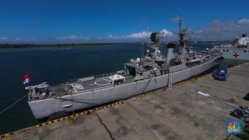 Banyak Kapal Perang Siaga di Pelabuhan Bali, Ada Apa?