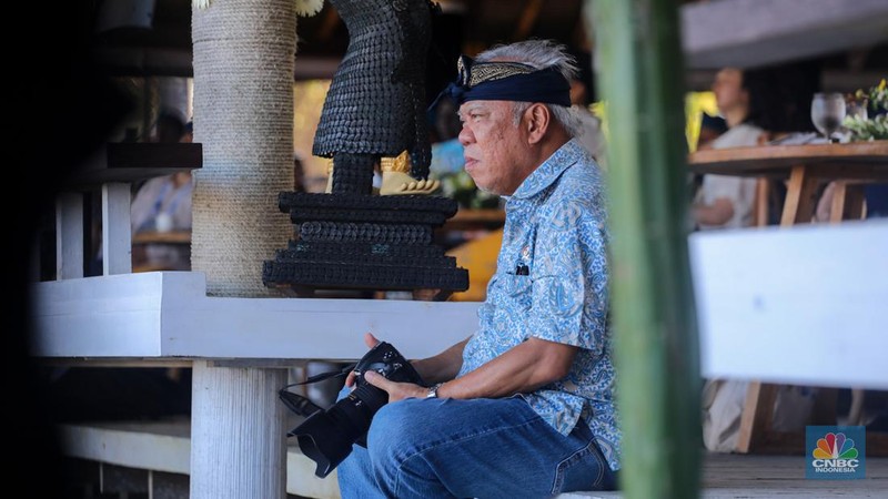 Aksi Menteri Basuki Jadi Fotografer-Pakai Udeng di World Water Forum