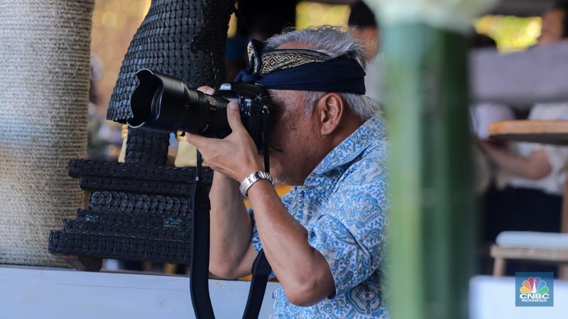 Aksi Menteri Basuki Jadi Fotografer-Pakai Udeng di World Water Forum