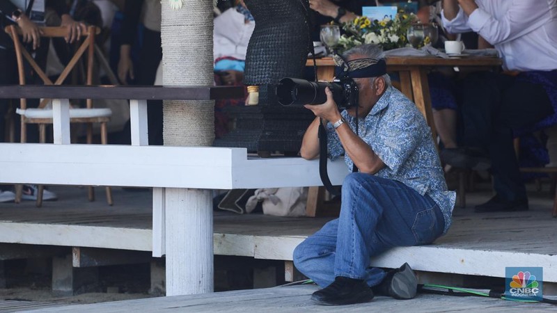 Aksi Menteri Basuki Jadi Fotografer-Pakai Udeng di World Water Forum