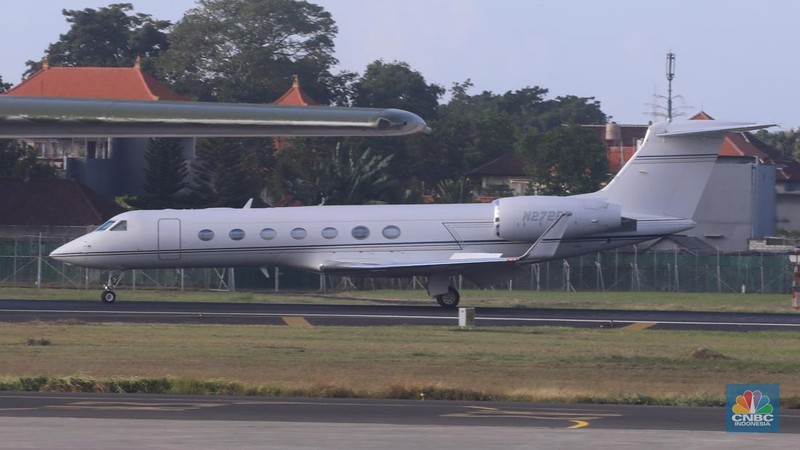 Intip dari Dekat Jet Pribadi Elon Musk Mendarat di Bali