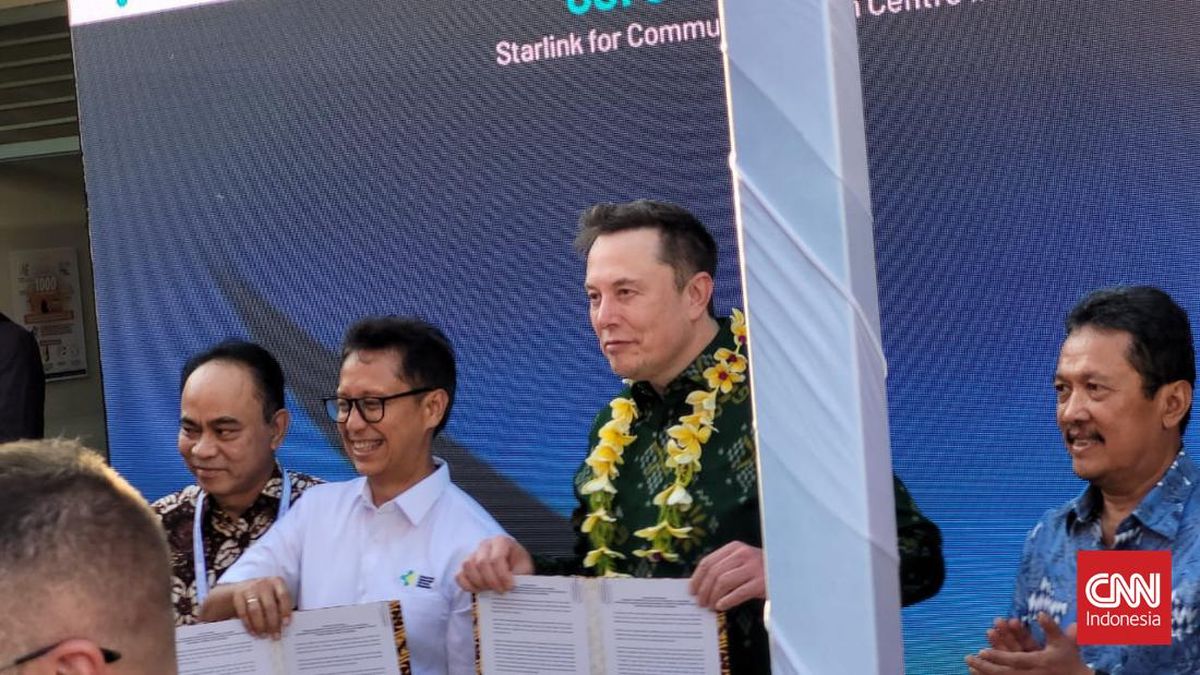 Bos Tesla Elon Musk Turun dari Toyota Alphard Saat Peresmian Starlink