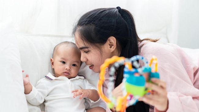 7 Penyebab Bayi Sering Geleng-geleng Kepala, Perlukah Khawatir? 7 Penyebab Bayi Sering Geleng-geleng Kepala, Perlukah Khawatir?