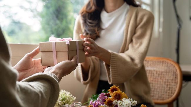 Mengenal Receiving Gifts, Si Pemilik Love Language yang Suka Memberi Hadiah