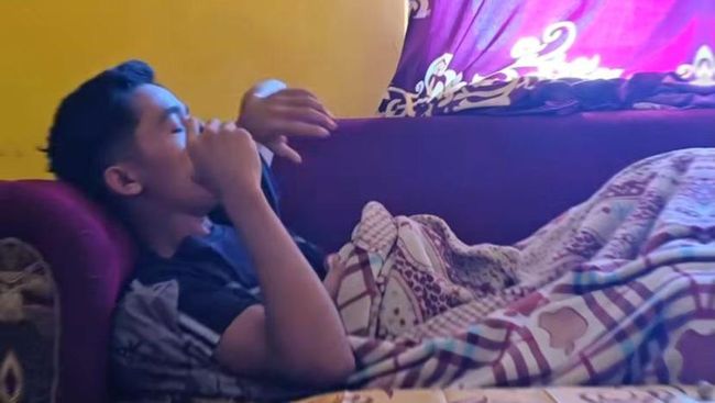 7 Potret Kegiatan Betrand Peto Pulang Kampung ke NTT, Tidur di Sofa-Mancing di Kolam