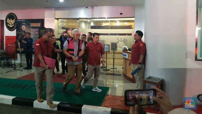 Berompi Pink, Eks Dirjen Minerba Bambang Gatot Resmi Ditahan Kejagung! Berompi Pink, Eks Dirjen Minerba Bambang Gatot Resmi Ditahan Kejagung!