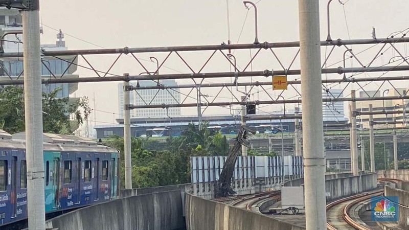 Penampakan Besi Crane Milik HK Jatuh Timpa Jalur MRT di Depan Kejagung