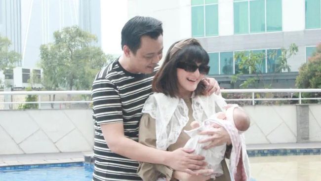 7 Potret Kiki Amalia Asuh Baby Aleesya Bareng Suami, Kompak Banget Bun ...