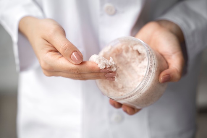Menurut Dermatologi, Ini Aturan Tepat Eksfoliasi Wajah agar Hasilnya ... Menurut Dermatologi, Ini Aturan Tepat Eksfoliasi Wajah agar Hasilnya ...