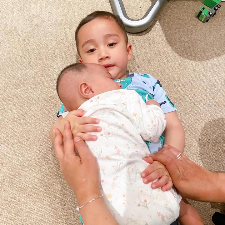 Terungkap, Potret Wajah Lily Bayi Perempuan yang Diasuh Nagita Slavina ... Terungkap, Potret Wajah Lily Bayi Perempuan yang Diasuh Nagita Slavina ...