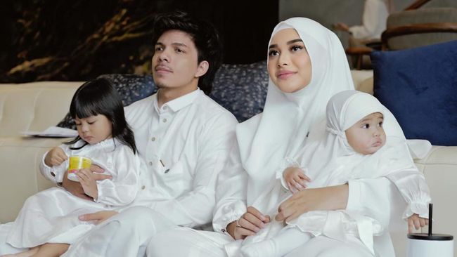 5 Potret Aurel Hermansyah dan Atta Halilintar Persiapan Berangkat Haji Tahun Ini - Foto 1