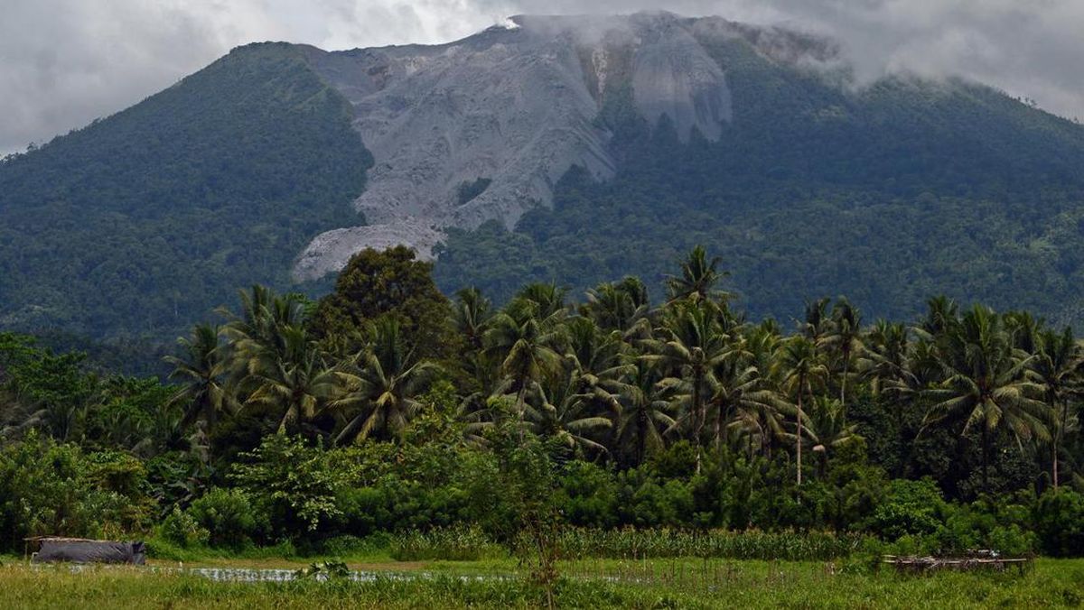 Gunung Ibu Erupsi Lontarkan Abu Vulkanik Setinggi 2.000 Meter