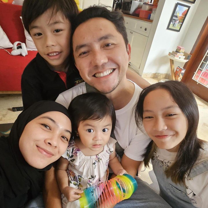7 Potret Harmonis Dian Ayu Lestari dan Omesh 12 Tahun Menikah, Jauh ... 7 Potret Harmonis Dian Ayu Lestari dan Omesh 12 Tahun Menikah, Jauh ...