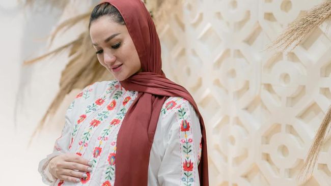 7 Potret Tasyakuran Kehamilan Tengku Dewi Putri, Bersyukur Dikelilingi ...