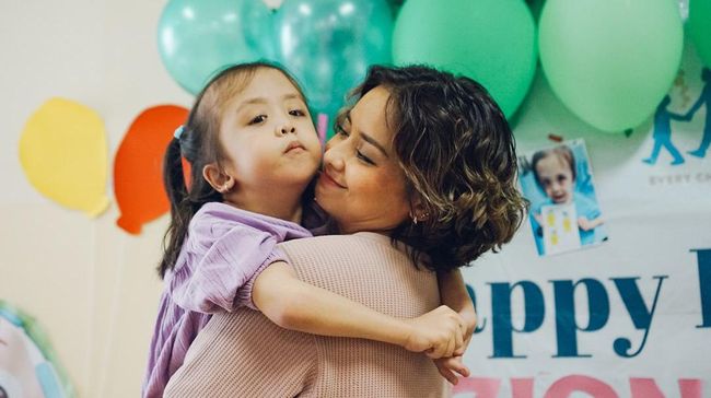 7 Potret Ziona Putri Bungsu Joanna Alexandra yang Belajar Renang di ...