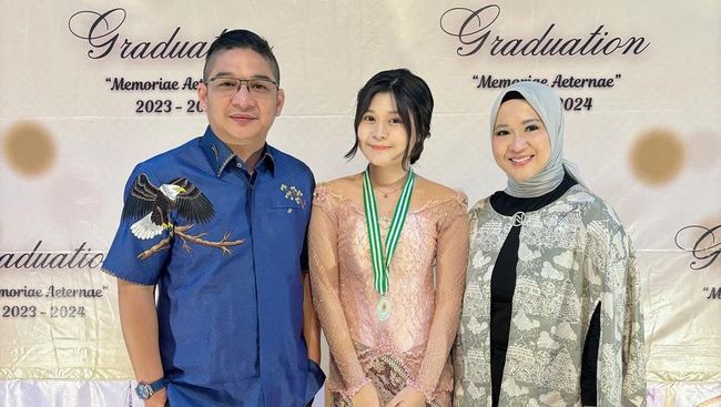 Okie Agustina Wujudkan Keinginan Sang Putri Miliki Foto Bertiga Bersama Pasha Ungu saat Wisuda SMP