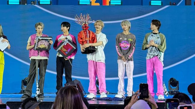 7 Potret Allo Bank Festival 2024 Day 2, WayV Menang Game Dapat Boneka ...