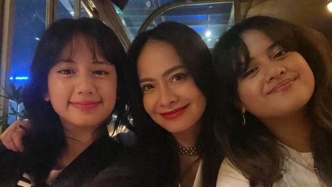 7 Potret Ersa Mayori Bersama Kedua Putrinya yang Disebut Mirip Aktris ...