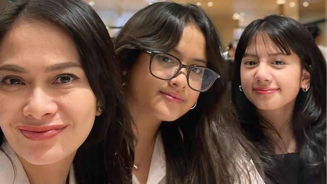 7 Potret Ersa Mayori Bareng Kedua Putrinya yang Dipuji Cantik seperti ...