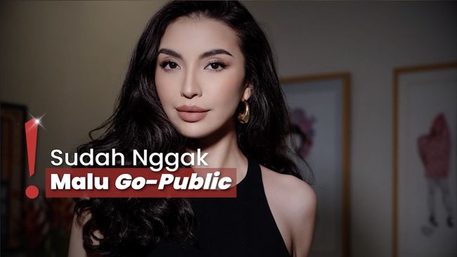 Diduga Putus dari Vokalis Seringai, Manohara Posting Dicium Bule