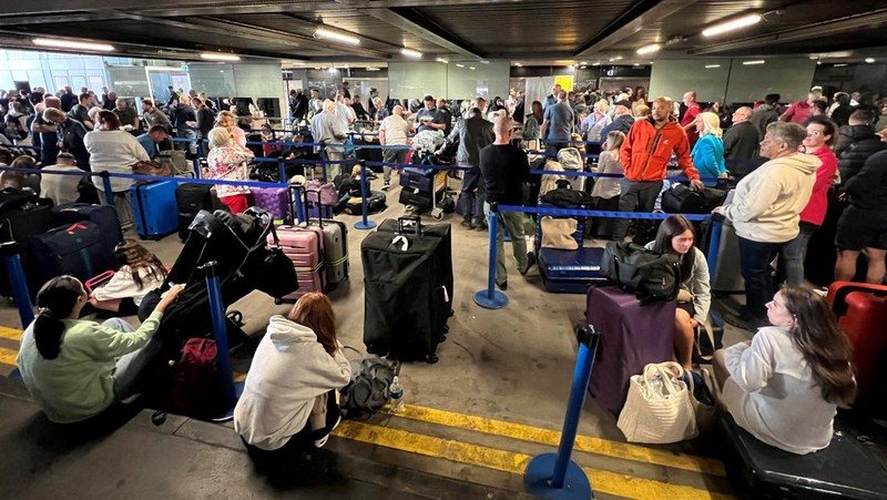 Potret Bandara Inggris Lumpuh karena Mati Lampu, Penumpang Terlantar