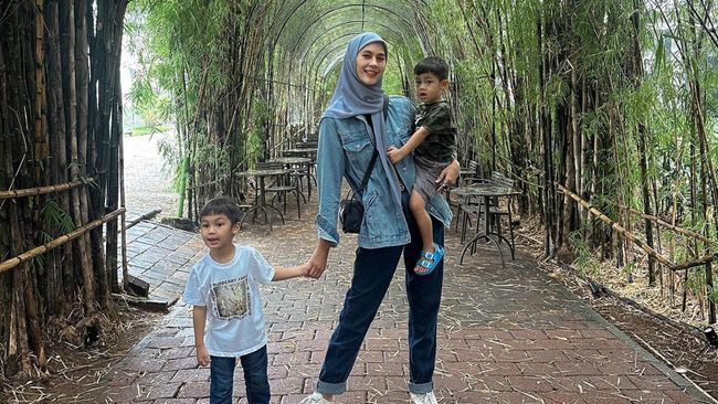 5 Potret Terbaru Paula Verhoeven Mantap Berhijab, Pose Bareng Anak ...