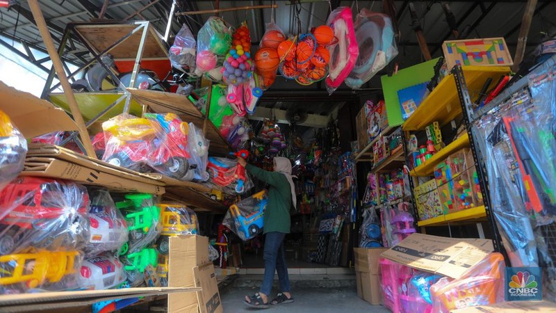 Pedagang Mainan Pasar Gembrong Ngeluh Sepi Pembeli, Ekonomi Lesu?